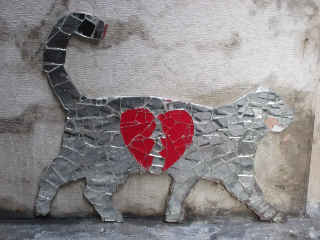 Un misterioso gatto in mosaico di vetro con un cuore... spezzato ...
